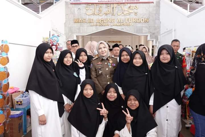 Eva Dwiana Menghadiri Festival Anak Sholeh Indonesia Dan Wisuda Akbar ...