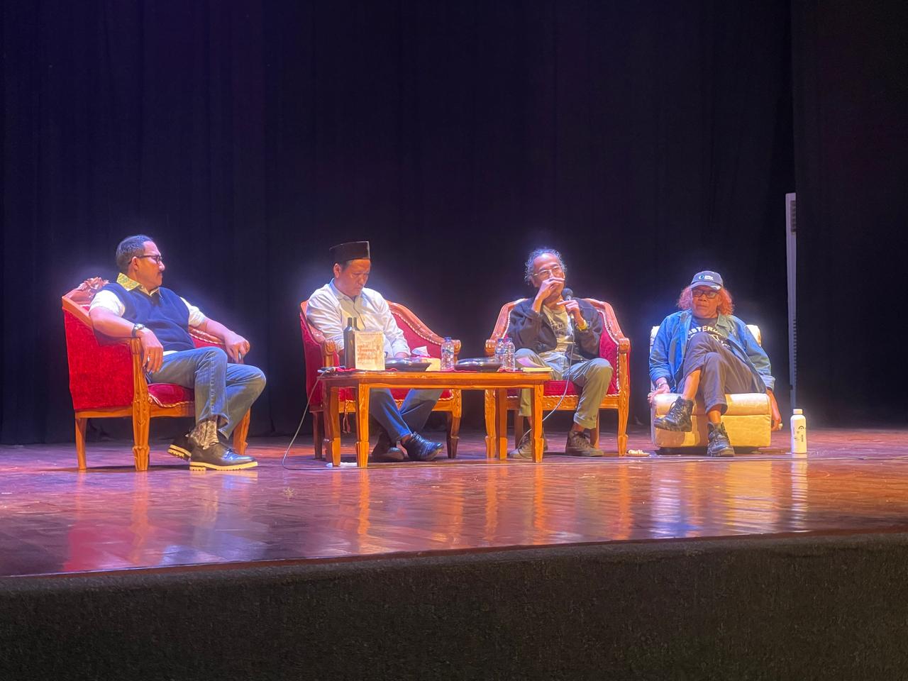 Dua Cendikiawan Bedah Satu 'Ciuman', Dua Pelukan Isbedy Stiawan | Dinamik