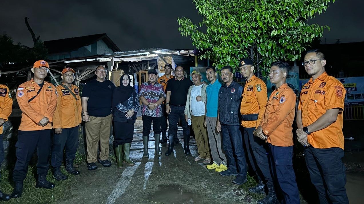 Hujan Rintik, Anggota DPR Aprozi Alam dan Sekda Kota Bantu Korban ...