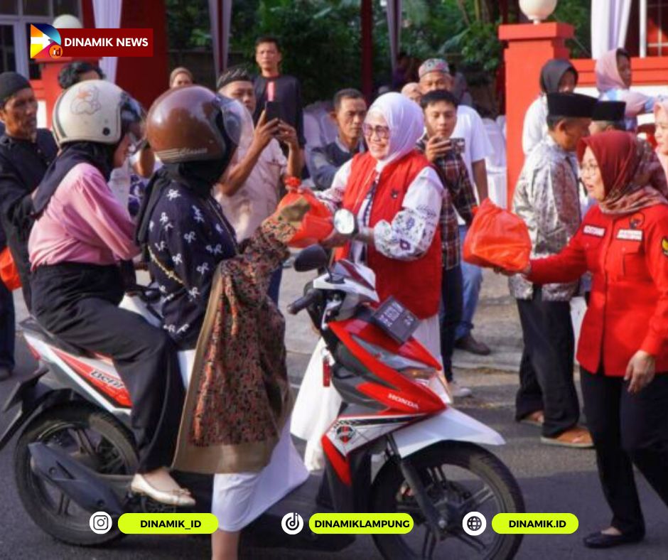 PDI Perjuangan Lampung Bagikan Ratusan Takjil ke Pengguna Jalan | Dinamik