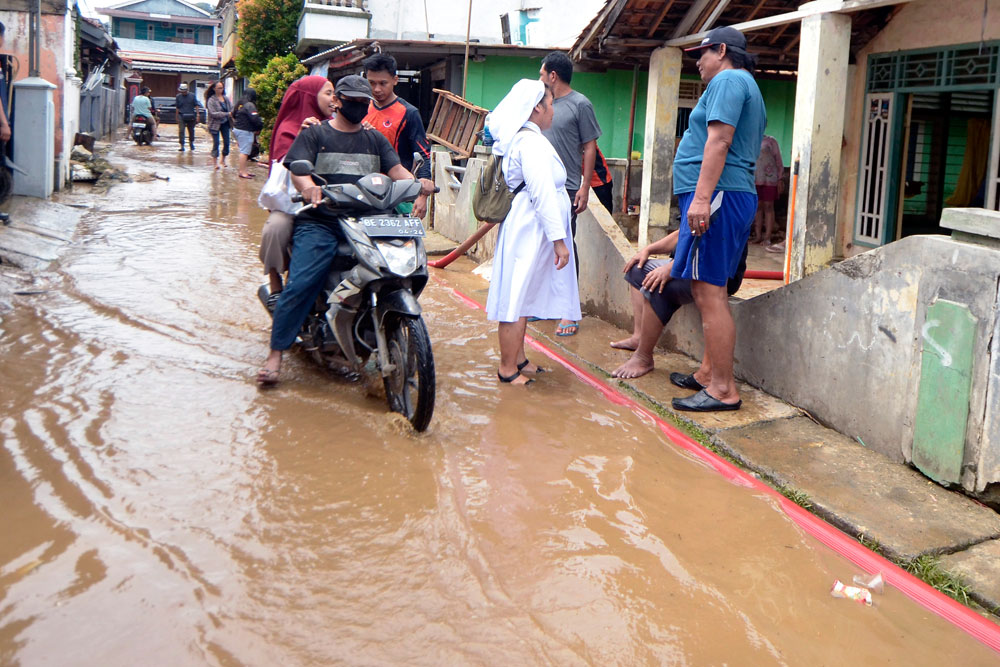 Banjir 30 Cm di Jalan Yos Sudarso Hambat Lalu Lintas | Dinamik